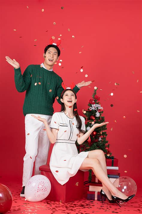 루돌프 머리띠 크리스마스 쇼핑이벤트 컨셉 커플이 켄페티 폭죽 날리고 포즈 취하고 있는 사진 유토이미지 상세페이지 베이직샵 사진 21868047