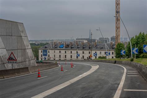파리 프랑스 05 08 2024 A13 고속도로 교통이 비어 있고 작업이 진행 중이기 때문에 교통이 통제되는 고속도로의 모습 0명에 대한 스톡 사진 및 기타 이미지 Istock
