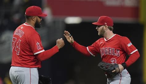 Girls Track And Field Keelan Wright And Braelyn Combe Defend Titles At