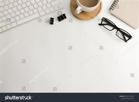 5994131 데스크 이미지 스톡 사진 및 벡터 Shutterstock