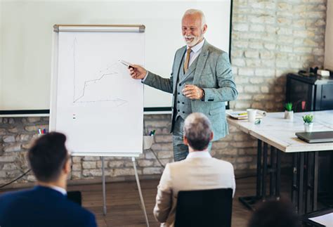 비즈니스 워크샵 및 프레젠테이션에서 연사 회의실에서 청중 청중에 대한 스톡 사진 및 기타 이미지 청중 프리젠테이션 연설 25 29세 Istock