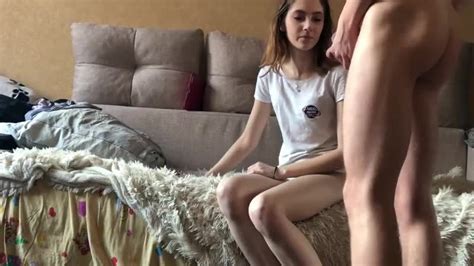 Брат и сестра подростки страстно трахаются на кровати родителей секс