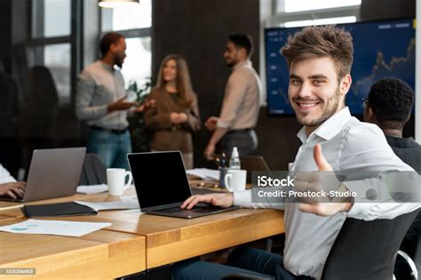 책상에 앉아 엄지 손가락을 위로 제스처를 보여주는 자신감 있는 사업가 경영자에 대한 스톡 사진 및 기타 이미지 경영자 공란 기업 문화 Istock