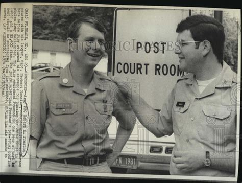 1974 Press Photo Army Pfc Robert K Preston Lawyer Capt Herbert Moncie
