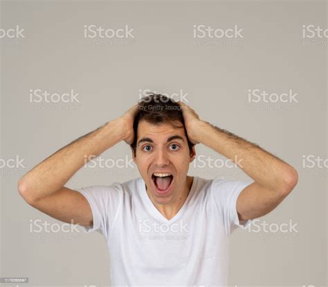 깜짝 놀란 재미있는 남자의 초상화는 자신의 목표를 달성하거나 승리 웃음과 그의 행운을 믿지 않는 깜짝 제스처를 만들기 행복한