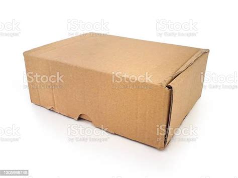 흰색 배경에 격리 된 닫혀있는 직사각형 갈색 골판지 상자 내장 된 뚜껑이있는 자체 조립 골판지 상자를 닫습니다 포장 및 배송