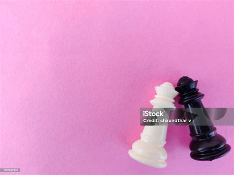 분홍색 배경에 고립 된 흑백 체스 여왕의 공간을 복사합니다 핸즈 컨셉 가입 개념에 대한 스톡 사진 및 기타 이미지 개념 개념과 주제 개체 그룹 Istock