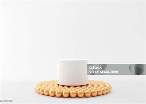 흰색과 빈 작은 황금 공과 연단에 서 브랜드가없는 화장품 크림 항아리 흰색 배경에 스킨 케어 제품 프리젠 테이션 럭셔리 모형 스킨케어 뷰티 스파 3d 렌더링 3차원 형태에