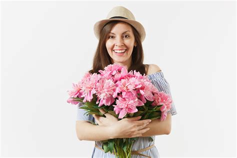 흰색 바탕에 파란색 드레스를 입고 모자 아름 다운 분홍색 모란 꽃의 꽃다발을 들고 젊은 부드러운 여자 고립 성 발렌타인의 날 국제 여성의 날 휴가 개념 광고 영역입니다 20