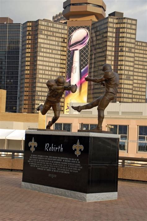Steve Gleason Statue In Front Of The Superdome New Orleans Saints