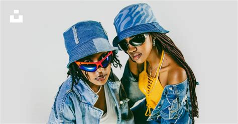 모자와 청바지를 입은 두 명의 젊은 여성이 사진을 찍기 위해 포즈를 취하고 있다 사진 Unsplash의 무료 케냐 이미지