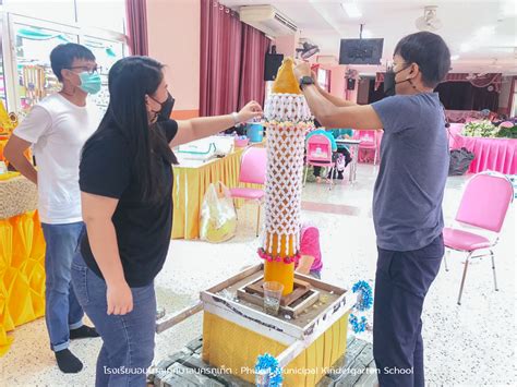 คณะครูและบุคลากร รร อนุบาลเทศบาลนครภูเก็ต ร่วมตกแต่งเทียนพรรษา พิธีถวายเทียนพรรษา ประจำปี 2564