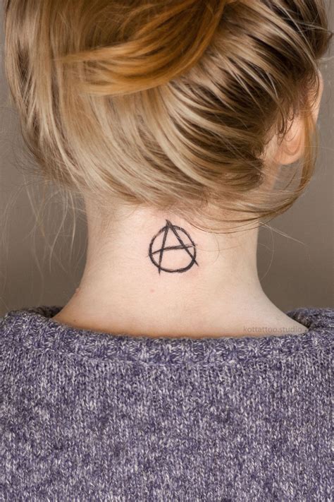 Тату на шее для девушек Мини тату анархия для девушек 100 татуировок и эскизов на сайте