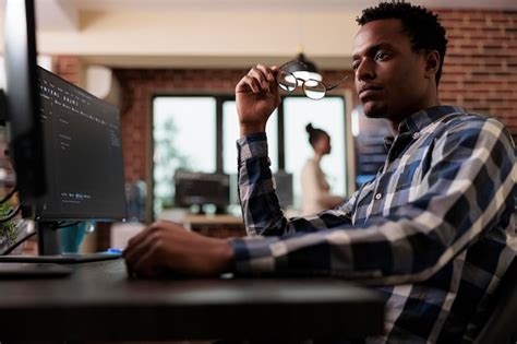 Premium Photo Pensive Network Engineer Reflecting At Failed Data Processing Operation And