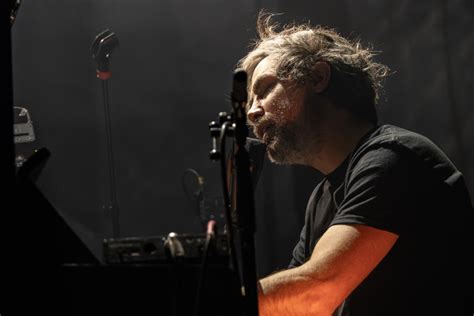 Le Phénomène Patrick Watson Sarrête En Plein Cœur De Montréal Bp