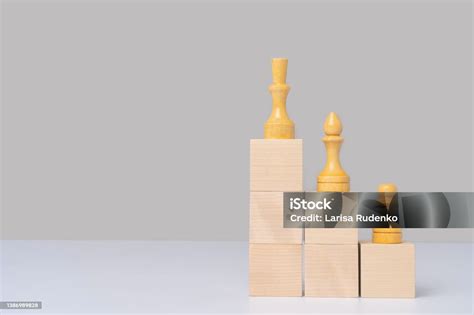 계단과 피라미드의 형태로 배열 나무 큐브는 중요성의 순서대로 체스 조각이있는 전당포 장교와 여왕 비즈니스 컨셉에 대한 모형 복사 공간 순서에 대한 스톡 사진 및 기타 이미지