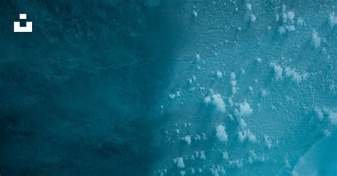 푸른 빛이 뿜어져 나오는 커다란 얼음 동굴 사진 Unsplash의 무료 자연 이미지