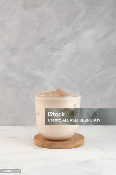 미수 음료 한 잔 볶은 잡곡 파우더를 곁들인 건강한 단백질 스무디 미수트가루 또는 미슈가루 라떼 음료 한국 음식 아침 밀크 쉐이크 우유에 대한 스톡 사진 및 기타 이미지