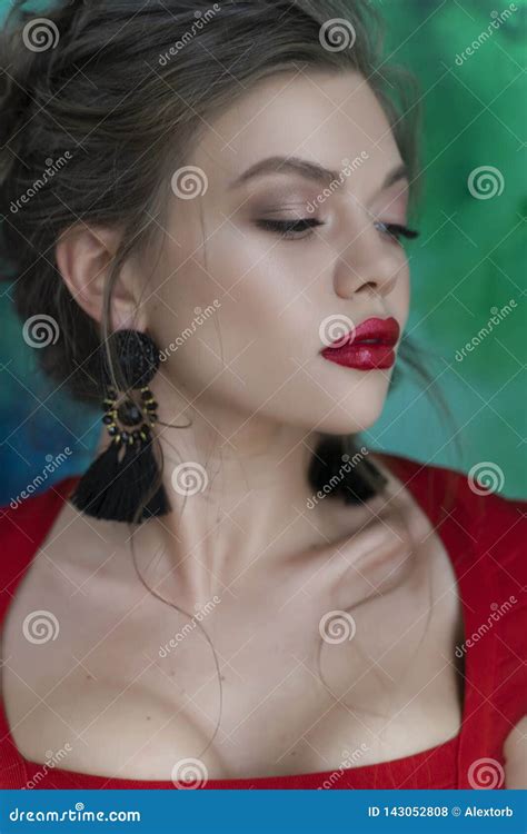 Mooi Jong Sexy Elegant Meisje Met Grote Borsten Die Een Rode Strakke