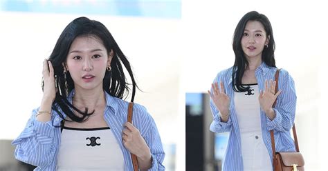 김지원 글로벌 퀸의 우아함 스트라이프 셔츠 화이트 팬츠 공항패션 스타와 패션 김지원 글로벌 퀸의 우아함 스트라이프 셔츠 화이트 팬츠 공항패션 스타와 패션