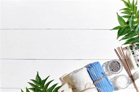 스파 제품입니다 목욕 소금 마른 꽃 라벤더 비누 양 초 수건 평면 흰색 나무 배경 평면도에 누워 가꿔주기에 대한 스톡 사진 및 기타 이미지 Istock