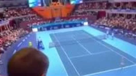 ემა ცოლად გამომყვები პატარა ფანმა ჩოგბურთის მატჩი შეაჩერა