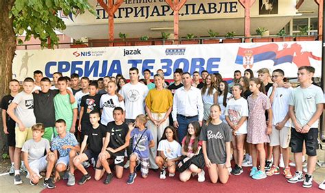 Миладинов и Терзић посетили децу са КиМ која бораве на спортском кампу Србија те зове