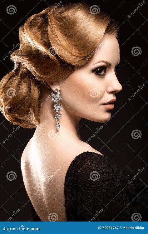 Bella Ragazza Dai Capelli Rossi In Un Vestito Nero Con Un Taglio Di Capelli Regolare Di Sera