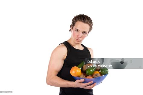피트니스와 건강한 라이프스타일 잘 생긴 남자의 다이어트와 스포츠 흰색 배경에 젊은 매력적인 남자 건강관리와 의술에 대한 스톡 사진 및 기타 이미지 Istock