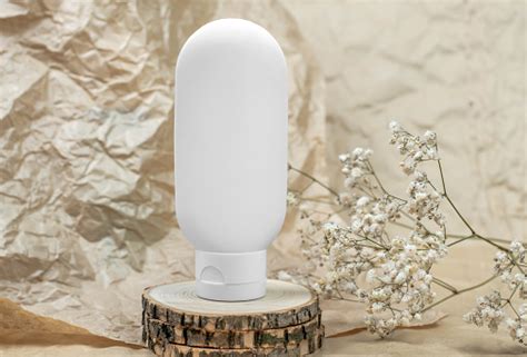 나무 연단에 빈 흰색 플라스틱 튜브 모이스처라이저 바디로션용 천연 화장품 브랜드 모형 0명에 대한 스톡 사진 및 기타 이미지