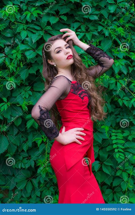 Sch Nes Junges M Dchen Mit Dem Langen Haar In Einem Modernen Roten