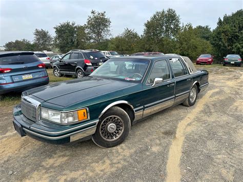 1993 Lincoln Town Car · Signature Sedan 4d