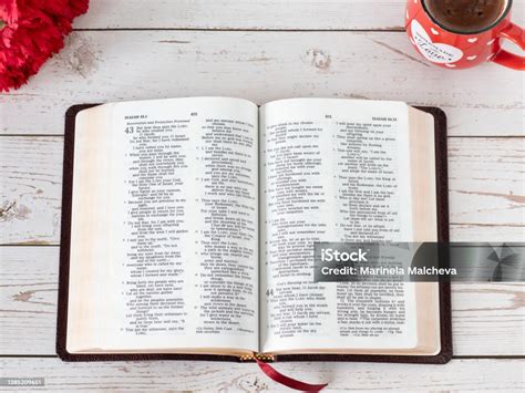 커피 한 잔과 나무 테이블에 붉은 꽃과 함께 성경 책을 엽니 다 성경에 대한 스톡 사진 및 기타 이미지 성경 문자 빨강 Istock