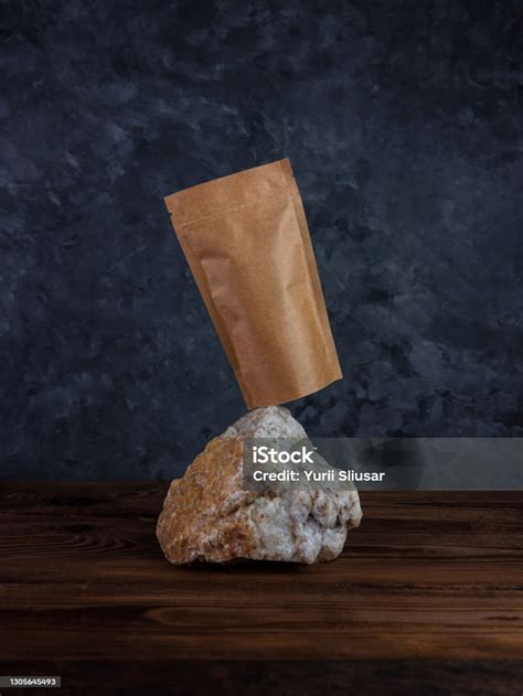밸런싱 파우치 백 모형 천연 석 커피 콩 어두운 배경빈 크래프트 종이 팩 평형 부동 가방에 대한 스톡 사진 및 기타 이미지 가방 갈색 건강한 식생활 Istock