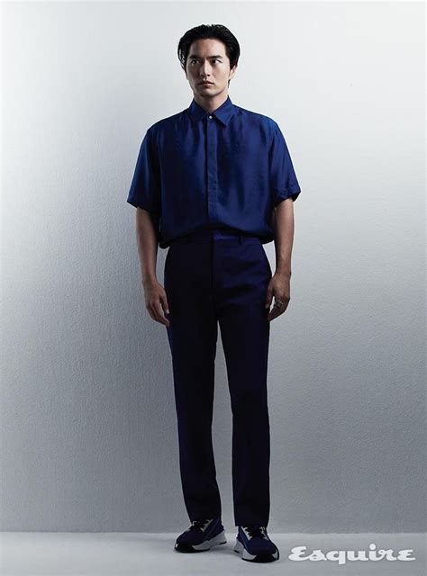 이진욱이 차기작을 택할 때 가장 중요하게 생각하는 건 행복이라고 했다 Style 읽을거리 에스콰이어 코리아 패션 매거진 패션 잡지 남성지 실크 셔츠