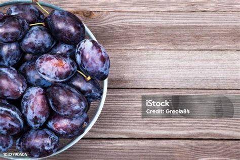 Крупным Планом Сливы В Миске На Деревянном Фоне Вид Сверху — стоковые фотографии и другие