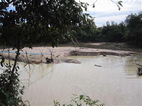 ការបូមខ្សាច់តាមអូរស្ទឹងគ្មានច្បាប់អនុញ្ញាតក្នុងខេត្តកំពង់ឆ្នាំ