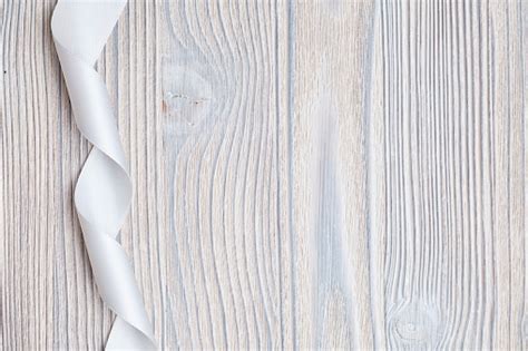 나무 배경에 흰색 리본입니다 맨 위 보기 공간을 복사합니다 금 금속에 대한 스톡 사진 및 기타 이미지 금 금속 금색 기혼 Istock