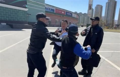 НИТХ ын төлөөлөгч Ж Энхжаргалан лайвчин Д Мөнх Эрдэнэтэй зодолдов