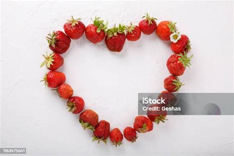 흰색 배경에 마음의 모양의 딸기 프레임입니다 맨 위 보기 플랫 레이 공간을 복사합니다 딸기에 대한 스톡 사진 및 기타 이미지 Istock