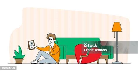 이혼 또는 별거 개념 빨간 깨진 마음과 울음의 조각으로 바닥에 앉아 우울한 가슴 아픈 남자 캐릭터 사랑과 사랑의 관계의 끝 외로움 선형 벡터 일러스트레이션 고독 부정적인