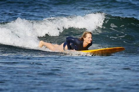 Retro Bikini Helen Hunt Shows Off Blue Bikini Body‭ ‬goes Surfing In