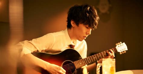 RADWIMPS野田洋次郎、サントリーウイスキー“角瓶”新CM出演！CMソングをギター弾き語りで歌唱 – THE FIRST TIMES