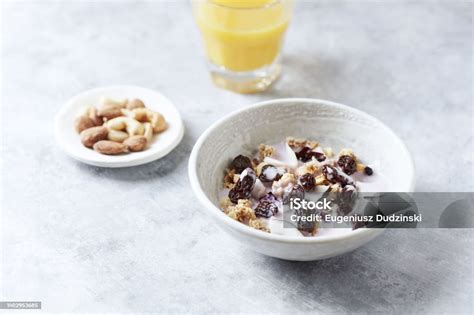 요구르트 견과류 크랜베리 코코아넛을 곁들인 그래놀라 그릇 맛있고 건강한 식사를 위한 컨셉 돌 배경입니다 공간을 복사합니다 0명에 대한 스톡 사진 및 기타 이미지 Istock