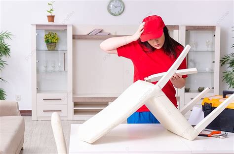 집에서 의자를 수리하는 젊은 여성 벡터 배경 및 무료 다운로드를위한 그림 Pngtree