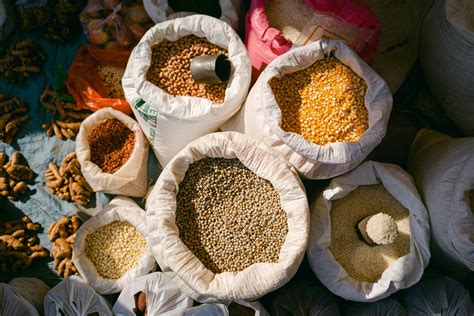 가방 강황 건강한 식생활 계절 곡물 농산물 시장 농업 농작물 농촌 시장 다채로운 대량 식품 말린 음식 모조리 민족 시장 바자 보리 뿌리 생강