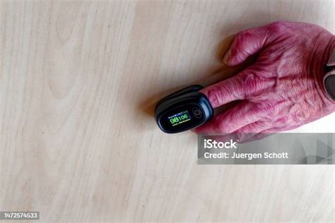 손가락의 산소 포화도와 맥박을 측정하기위한 맥박 산소 측정기 감지기에 대한 스톡 사진 및 기타 이미지 감지기 건강 진단 건강관리와 의술 Istock