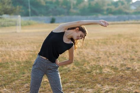 Uma Jovem Garota Magra E Atlética Em Roupas Esportivas Com Estampas De