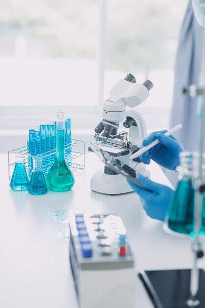 Microscópio Com Pesquisa De Laboratório De Ciência De Vidro De