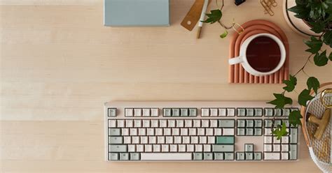 나무 책상 위에 앉아 있는 컴퓨터 키보드 사진 Unsplash의 기계식 키보드 이미지